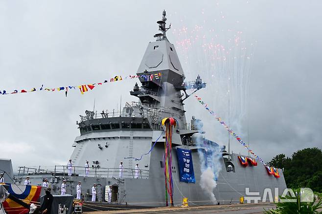 최신예 3600t급 호위함 경북함 진수… 내년 6월 해군에 인도 [뉴시스Pic]