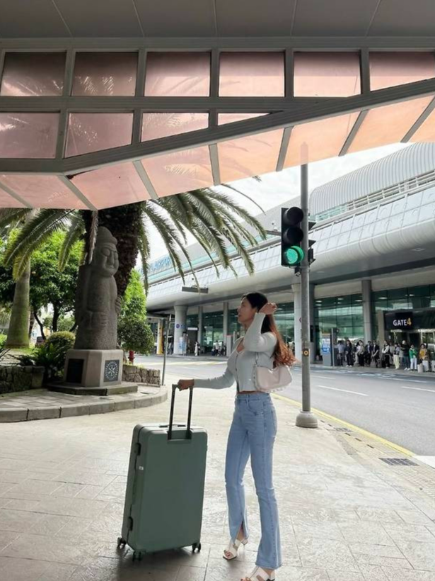 170cm·49kg 완벽핏 자랑한 ‘광진구 고소영’ 군통령 여가수, 데님 공항패션 | 대본은 내운명