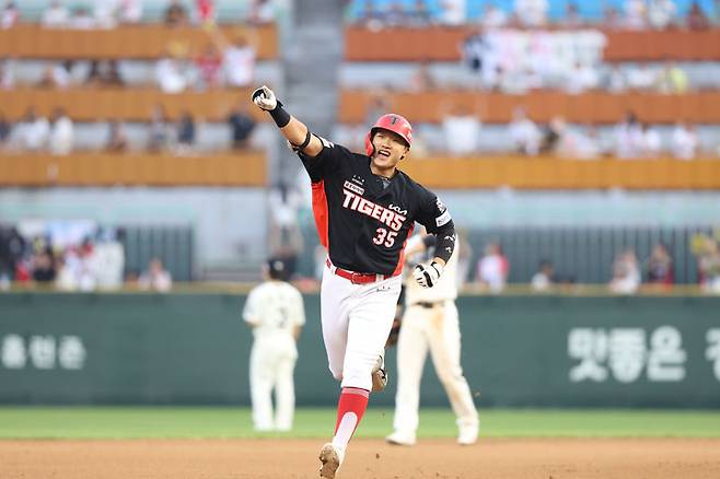 '대타 김석환 역전포' KIA, SSG 5-4로 꺾고 시즌 첫 6연승