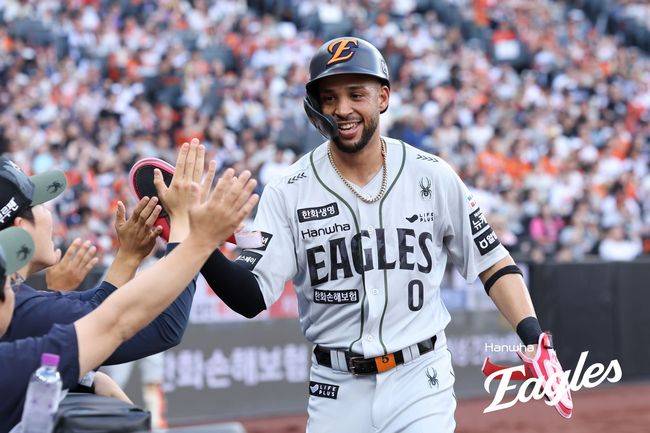 벤클도 웃어 넘긴 '159km' 폰세, 류현진도 못한 '개막 선발 10연승' 해냈다…리베라토 3안타 강렬 데뷔→한화 1위 질주 [대전 리뷰]