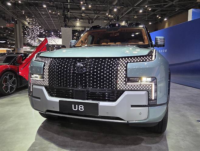 “벤츠보다 크고 빠르다”… BYD 프리미엄 전기 U8 국내 첫선 | EV-Hotissue
