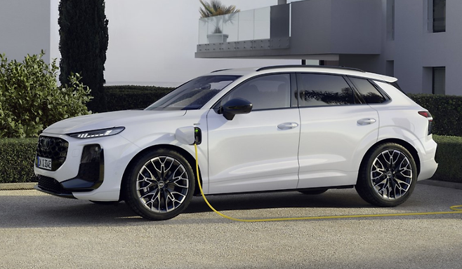 “제네시스 잡겠다?” 아우디 Q3 풀체인지 출격 | EV-Hotissue