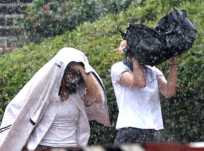 [포토] 무더위 식히는 소나기