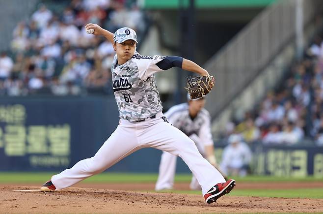 '최원준 부상 교체→박신지 1139일 만의 승리' 두산, SSG에 5-0 강우콜드 승리…양의지 3타점