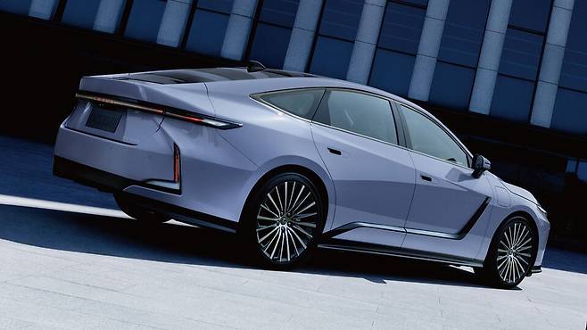 “BMW보다 고급지다?”… 렉서스 ES 풀체인지, 파격 디자인 등장 | EV-Hotissue