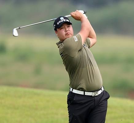 9언더파 몰아친 황중곤 "마음을 내려놓았더니 오히려 잘 풀렸다" [KPGA 군산CC오픈]