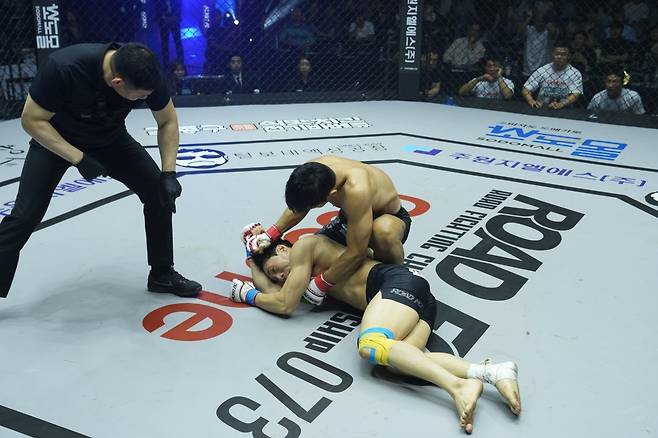 펀치 한 방으로 제압…개그맨 윤형빈, ‘200만 유튜버’ 밴쯔와 로드FC 대결서 TKO 승리