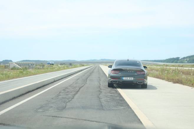 제네시스 G80 vs 벤츠 E클래스: 하이브리드 없어도 수입차 압도하는 비결은? | 두맨카