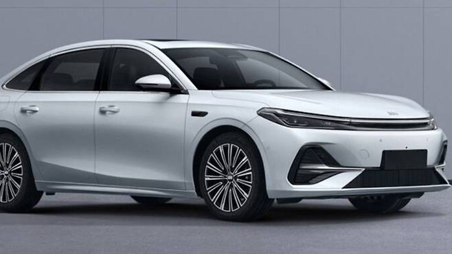 “K5는 잊어라”… 2,100km 주행 갤럭시 A7 등장 | EV-Hotissue