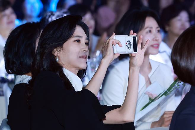 김혜경 여사 ‘女기업인 격려 공식행보이부진 사장도 한 자리에