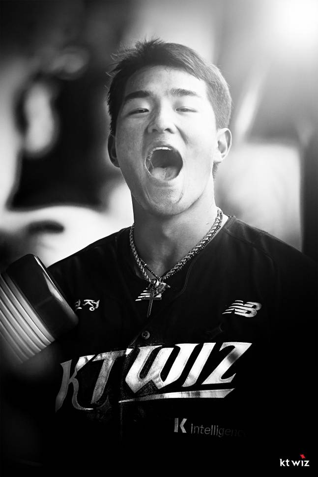 25경기 덜 뛰고 홈런 5위+타점 톱10 '턱밑 추격'이라니... KT 안현민, MVP 후보로도 손색없다