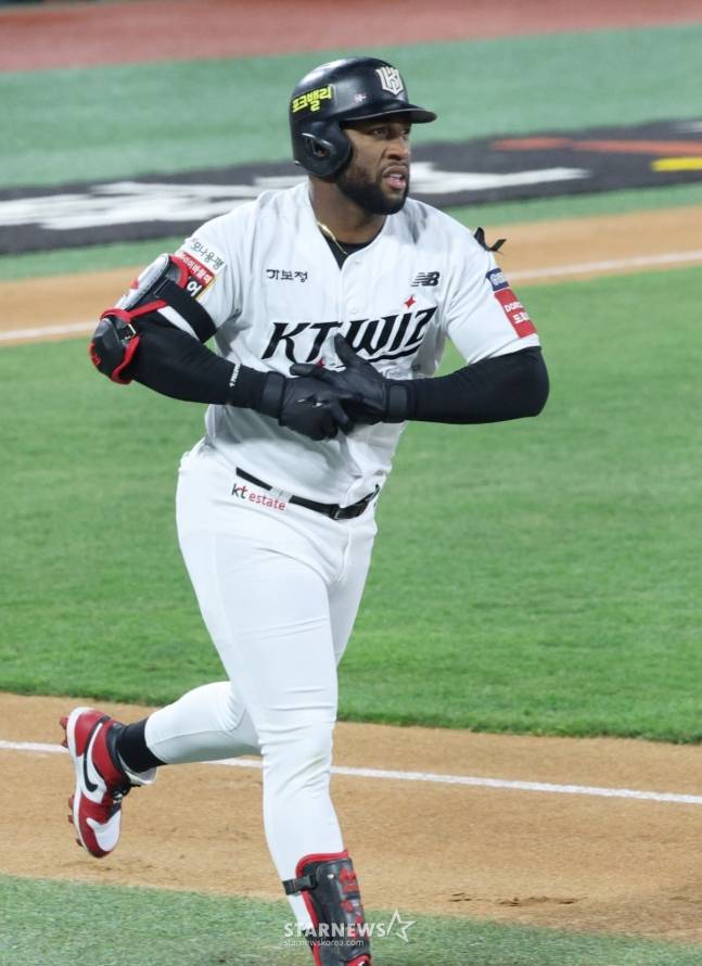 "장타자 더 필요한데..." 아쉬움 많던 대체 외인, KBO 홈런 역사 바꿨다 '감격의 175홈런' 어떻게 이뤄졌나