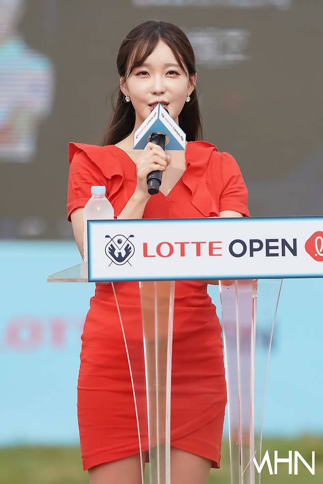 [mhn포토] 김윤희 아나운서, 관중들 집중시켜요