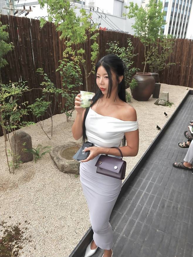 170cm 키가 194cm 남편 곁에서는 사랑스러운 ‘포켓 여신’으로… 유튜버의 외출룩 | 스타와 패션