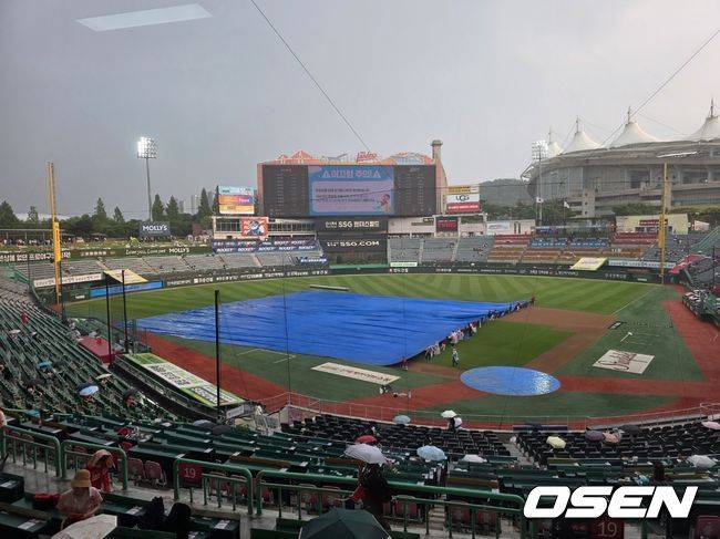 ‘폭염에 이어서 소나기’ SSG-KT, 경기 정상개시 불투명…그라운드에 황급히 방수포 설치 [오!쎈 인천]