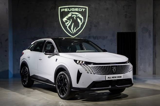 연비 14.6km/L인데 가격은 4,490만원?…국산 SUV와 ‘맞장’ 뜨는 프랑스산 사자 | 두맨카