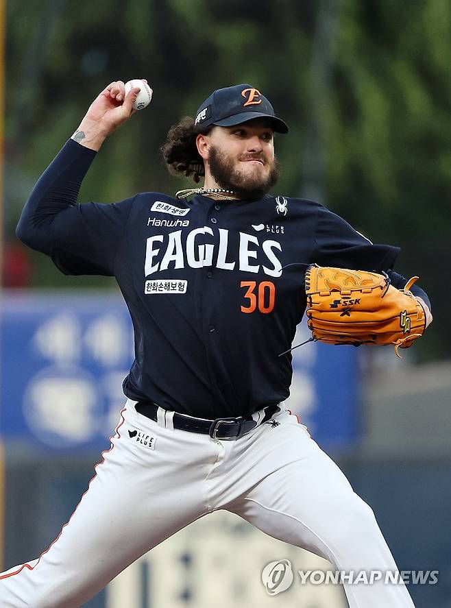 한화 폰세,KBO 5월 '씬-스틸러상' 수상...'한 경기 18K' 기록