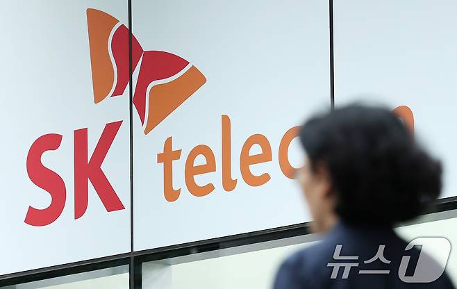 SKT 위약금 면제 발표 후 이탈 7만5000여명…순감 3만명 육박