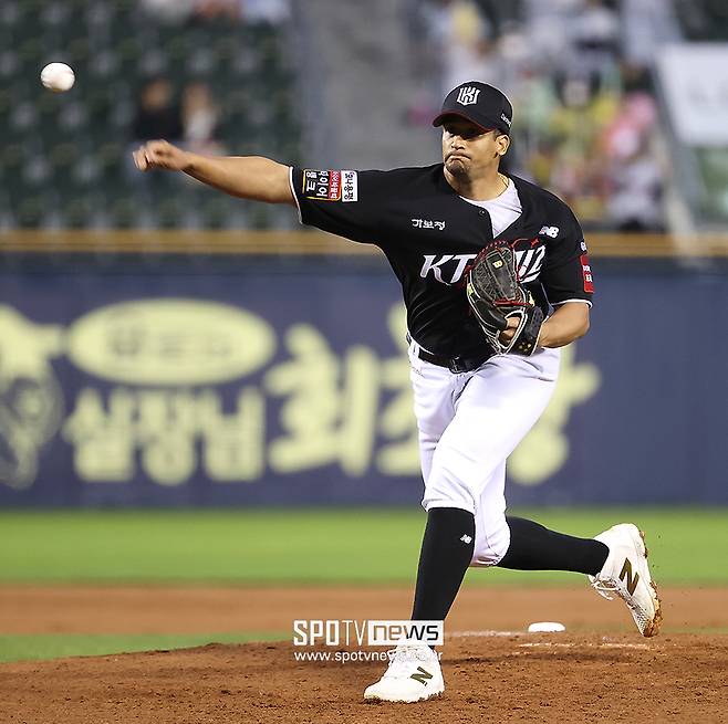 결국 떠나는 KBO 55승 에이스…"가족처럼 생각했는데 떠나서 아쉽다"