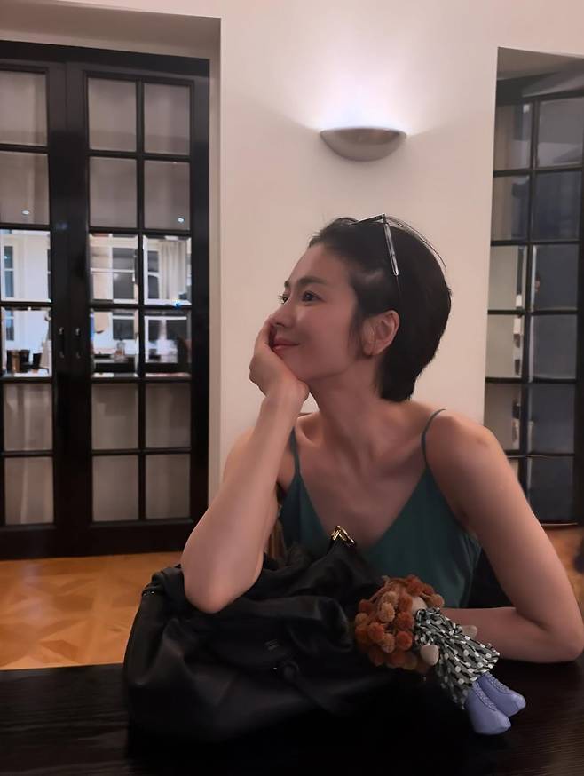 ‘숏컷 변신’ 송혜교, 꾸안꾸 패션인데 분위기 ‘폭발’[SNS는 지금]