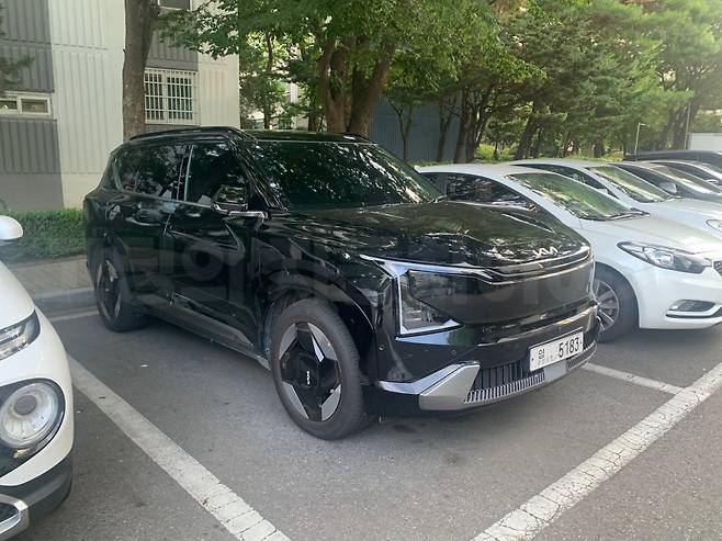 "스포티지·투싼 대신 사볼까?" 기아, 신형 전기 SUV 'EV5' 블랙 실물은 이런 모습 | M투데이