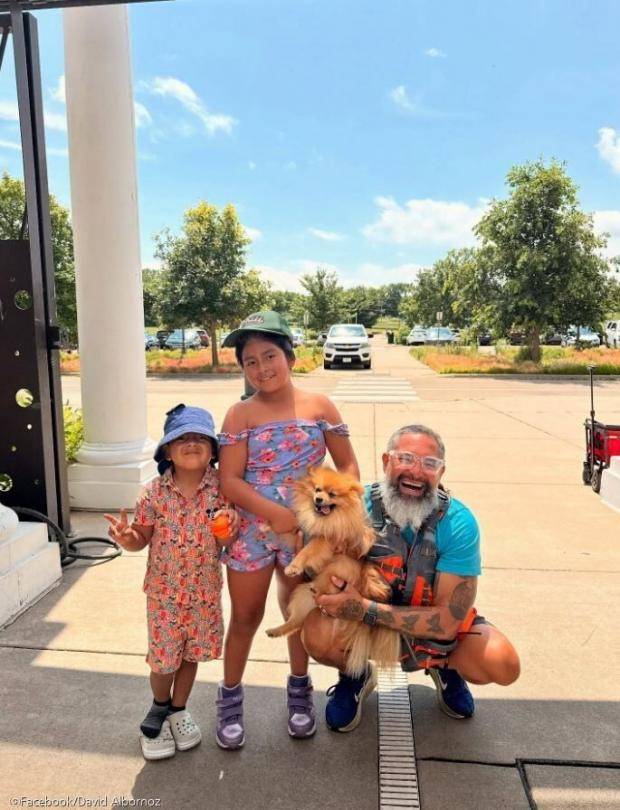 '진짜 손님인 줄' 동행인 없이 태연하게 수영장 들어온 포메라니안 | 노트펫