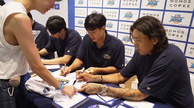 “우승으로 보답하겠다!” KCC, 모모스 커피와 함께하는 ‘KCC HAPPY HOUR’ 마무리