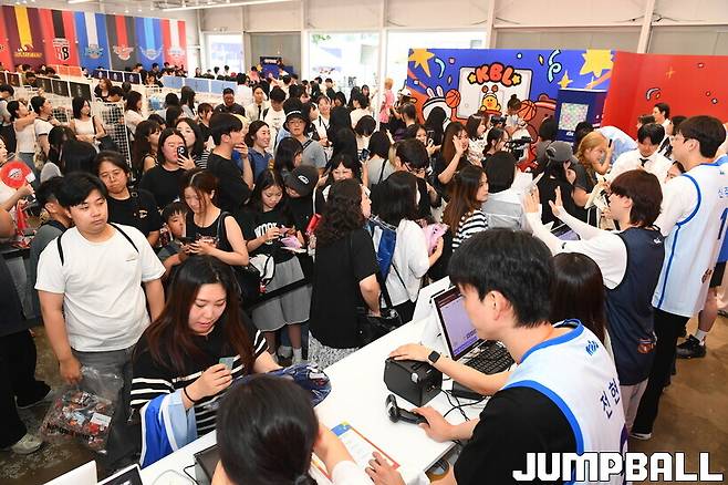 “농구의 관심으로 이어졌으면” 대박 터진 KBL 팝업스토어, 첫날 6시간 동안 약 1000명 몰렸다