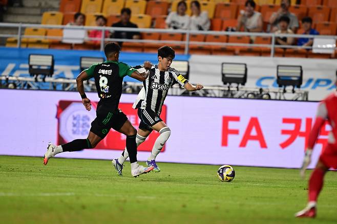 “하루빨리 EPL 데뷔전 치르고 싶어” 바람 전한 ‘2007년생 영건’ 당돌한 포부 “‘제2의 손흥민’ 아닌 ‘제1의 박승수’ 되겠다”