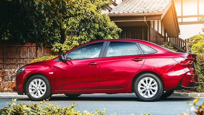 “이 디자인에 1.5 가솔린?”… 다시 돌아온 준중형 끝판왕 | EV-Hotissue