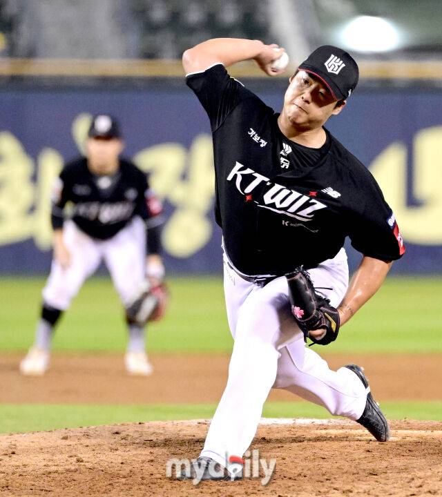 '최고 144km' 강백호, 2132일 만에 깜짝 등판→1이닝 2실점…문보경이 본 구위는? "되게 좋던데요" [MD잠실]