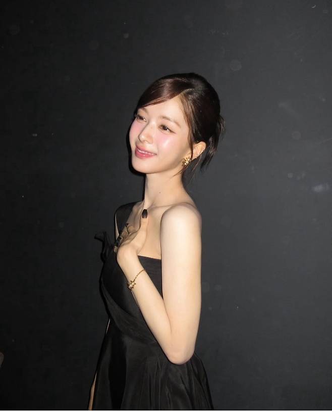 166cm에 39kg? 볼살 빠지고 몰라보게 예뻐진 '인형 비주얼' 여배우, 드레스룩 | 스타와 패션