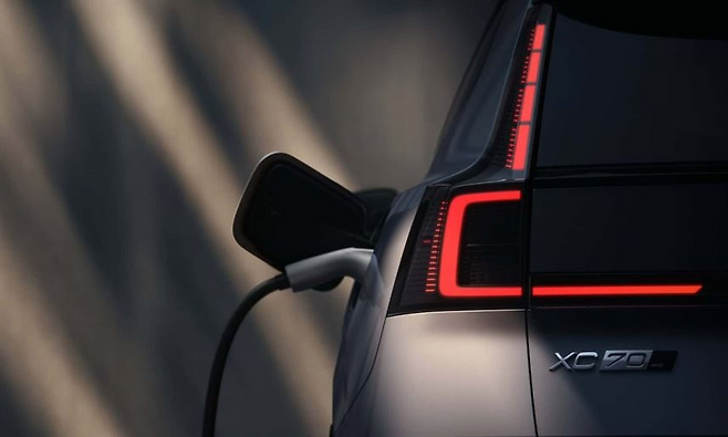 PHEV 끝판왕 등장… 볼보 XC70, 제로백 5.2초 찍었다 | EV-Hotissue