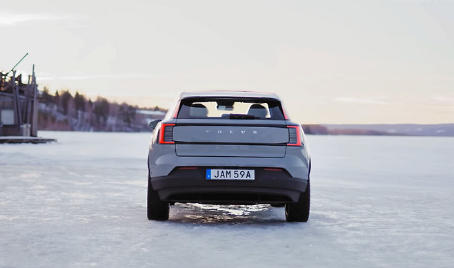 351km 주행·제로백 5.3초… EV3 오너들 마음 흔드는 EX30 | EV-Hotissue