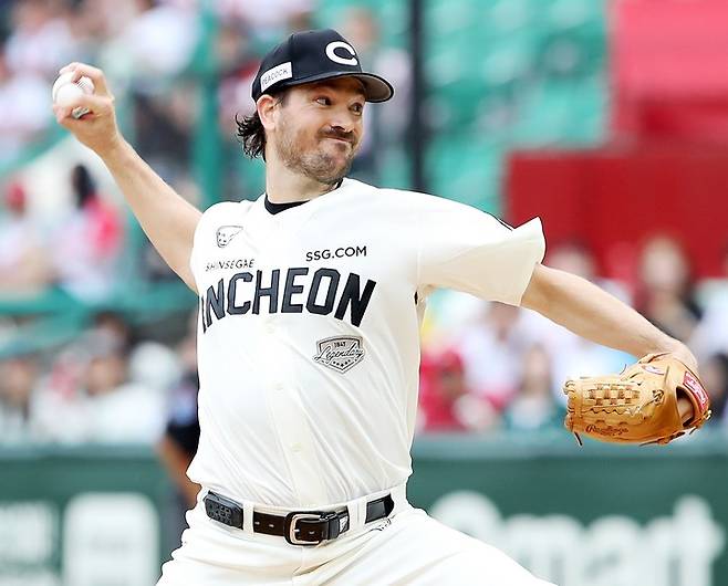 '158km/h 외인 에이스' 앞세워 문학에서 3연승 도전하는 SSG... 키움은 '1라운더' 루키 출격