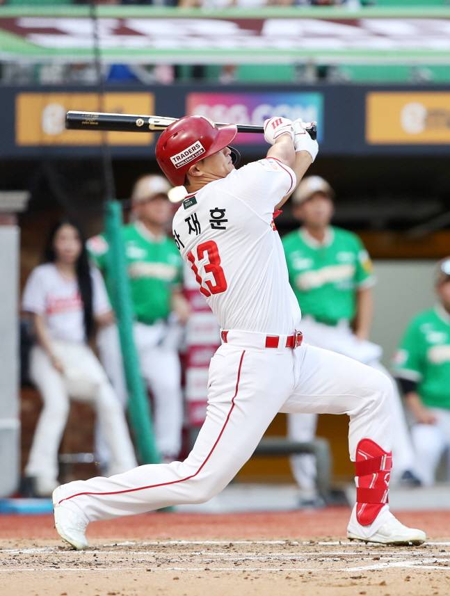 '3위 롯데와 2G차' SSG, 맹추격 나섰다... '5이닝 9K' 앤더슨-'결승 투런' 하재훈 쌍끌이 [인천 현장리뷰]