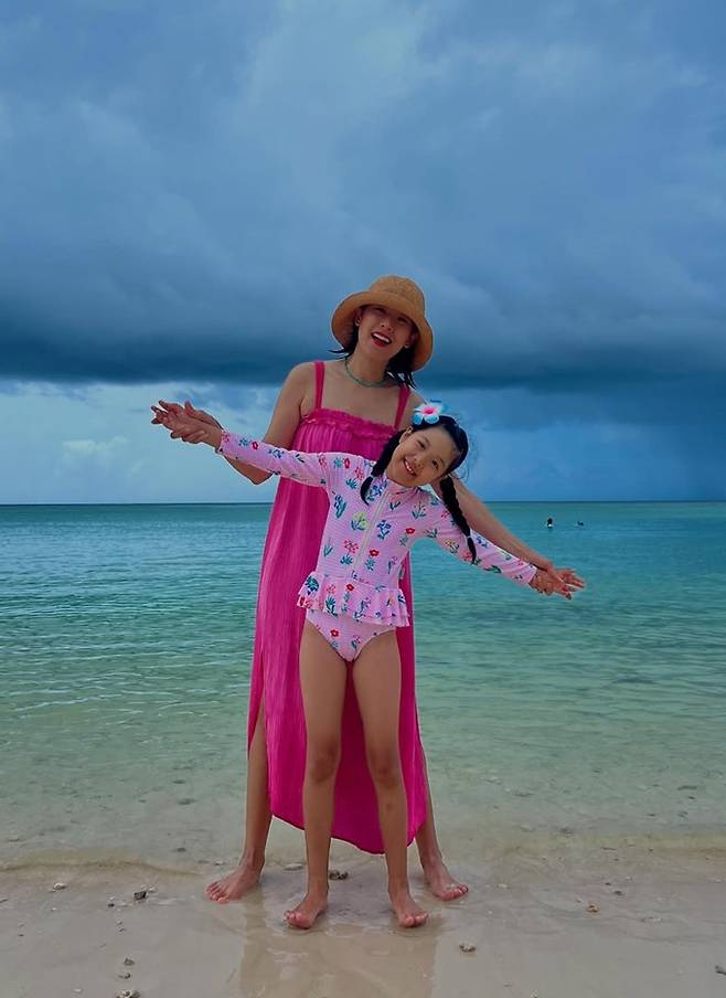 조윤희 8살 딸 엄마 가슴까지 폭풍성장 그림같은 괌 바닷가 산책 다정한 모녀 비치룩 패션엔
