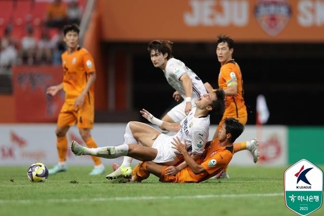 수적 우위 못 살린 강원FC… 제주SKFC와 무승부