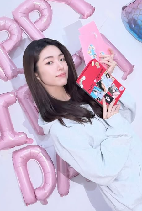 '168cm 45kg' 금수저에 유학파 출신 '이대 여신' 대세 여배우, 레이스룩 | 패션룸