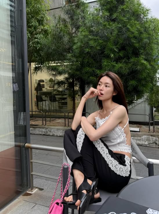 '168cm 45kg' 금수저에 유학파 출신 '이대 여신' 대세 여배우, 레이스룩 | 패션룸