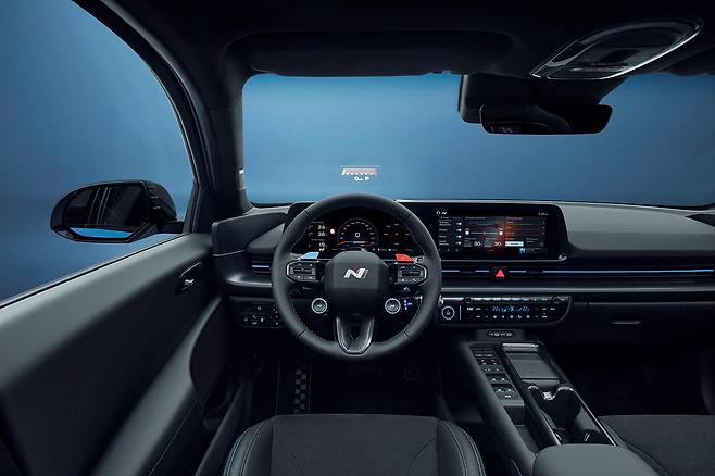 트랙도 일상도 씹어먹는다…3.2초 제로백 전기차 정체는? | EV-Hotissue