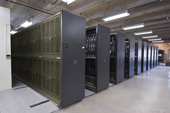 ''무기가 대체 몇 개야?'' 군인들도 놀라는 세계 1위 미군의 무기 보관소 | 오버히트