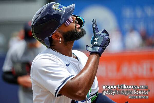 '충격적인 파워' 2003년에 무슨 일 있었나? KBO도 MLB도 '우타 거포' 약진…김하성 동료가 '신기록' 도전한다