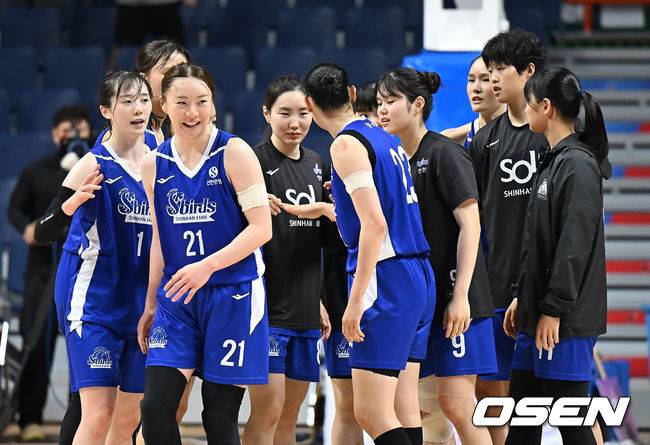 ‘최윤아 감독 데뷔승’ 신한은행, DVTK에 승리…해외팀 상대 WKBL 첫 승