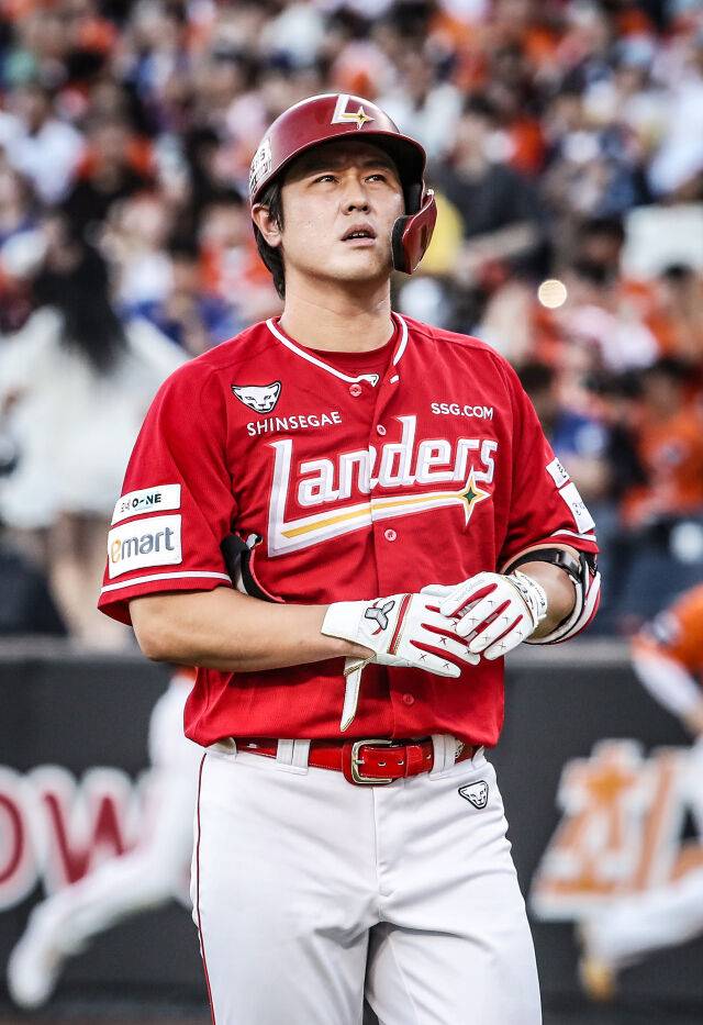 'SSG 어쩌나' KBO 최초 기록 눈앞인데, '300억 사나이' 최정 쓰러졌다…"본인이 친 타구에 맞아 교체, 병원 이동" [MD인천]