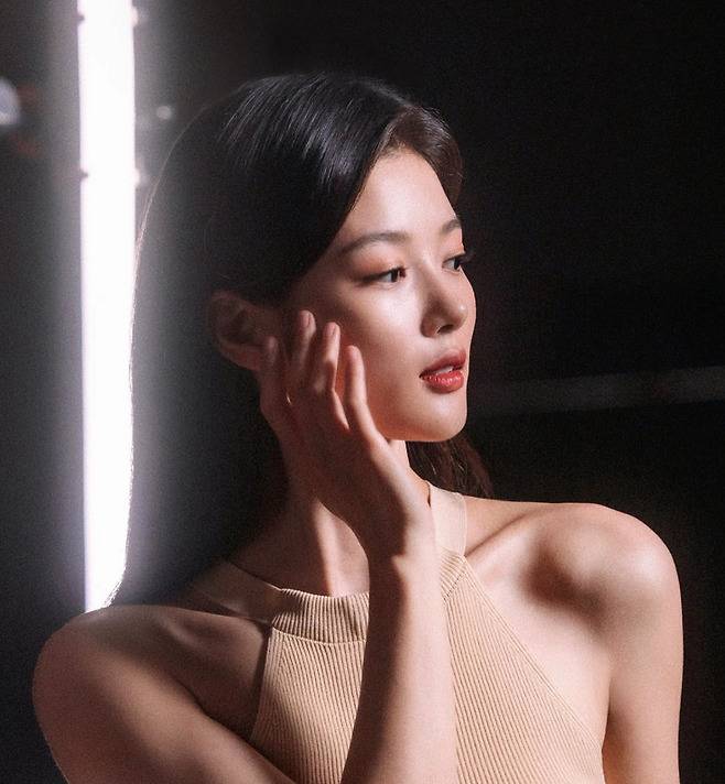 김유정처음 보는 과감한 모습홀터넥으로 드러낸 어깨 라인 뽐낸 관리법 포켓뉴스