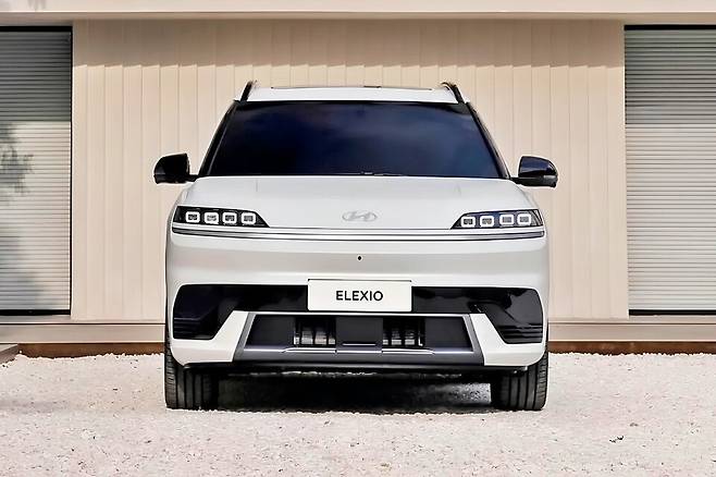 "700km 주행+라이트쇼 퍼포먼스까지…현대차가 제대로 갈아엎었다" | EV-Hotissue