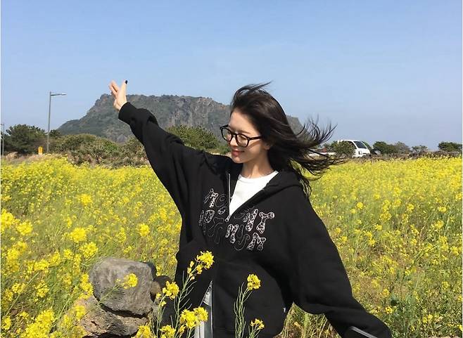 166cm·39kg? 인형 비주얼로 몰라보게 변신한 아역 출신 여배우의 드레스 자태 | 스타와 패션