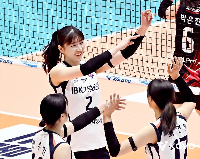 “연진아, 이게 10년차 언니의 ‘짬바’란다”…IBK 10년차 대기만성 세터 김하경, 선발로 나선 최연진에게 세터의 진수를 선보였다 [남정훈의 오버 더 네트]