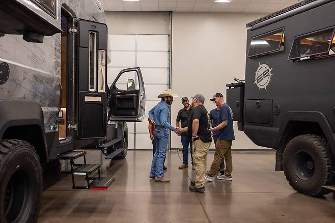 “압도되는 크기” 포스트 말론, 2억 원대 오프로드 캠핑카 공개 | 더드라이브